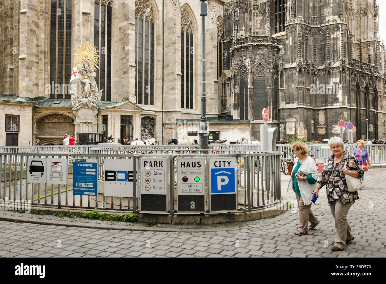 Car parking house hi-res stock photography and images - Alamy