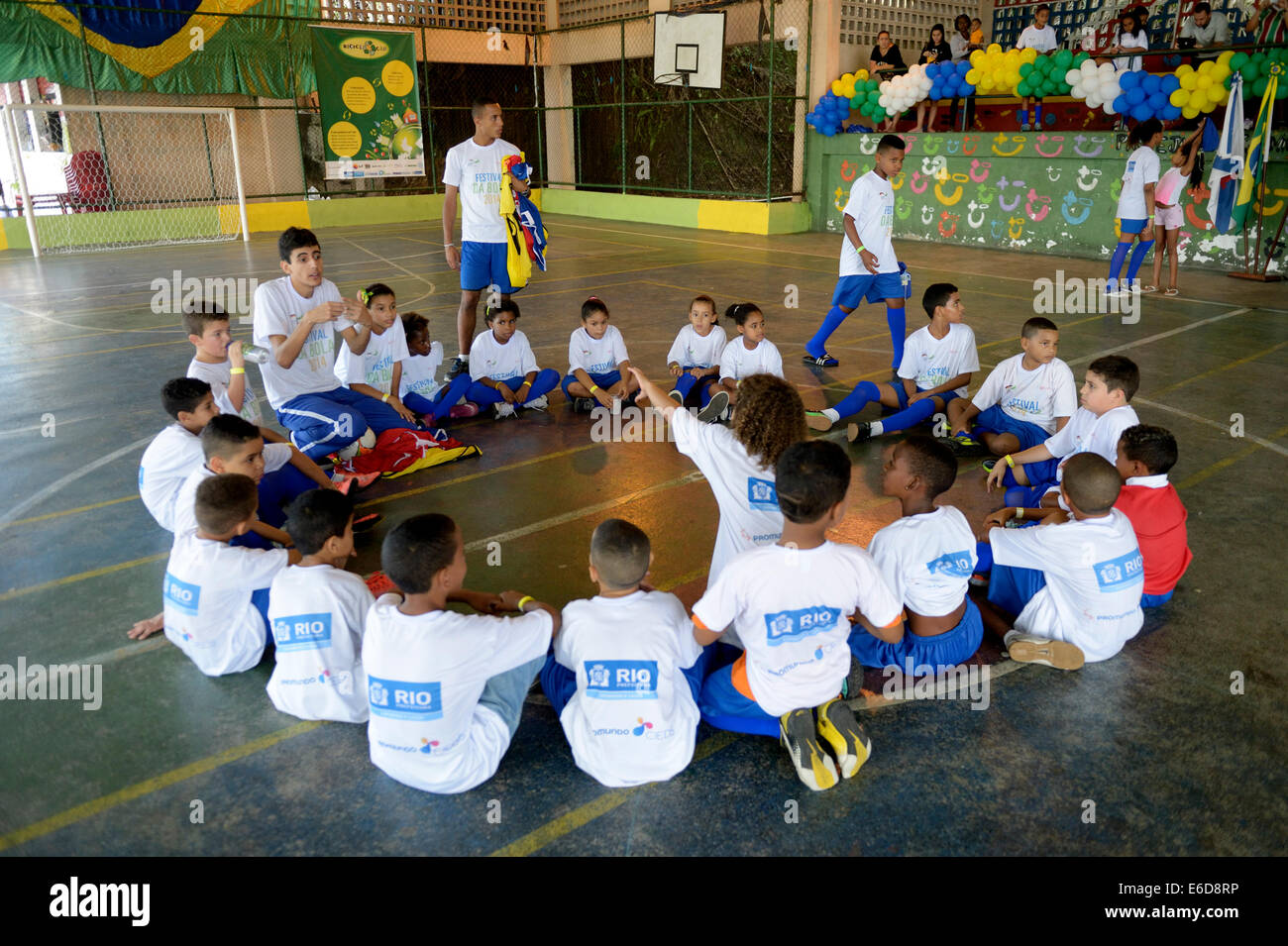 Circle group children brazil hi-res stock photography and images - Alamy