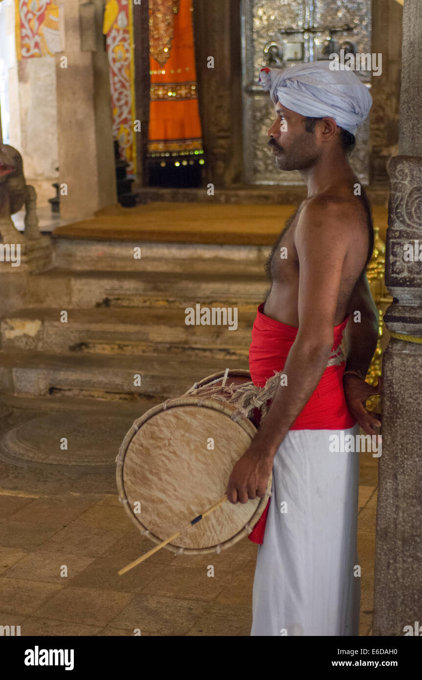 Temple guardian with a drum in the Hevisi Mandapaya (Drummers Courtyard ...
