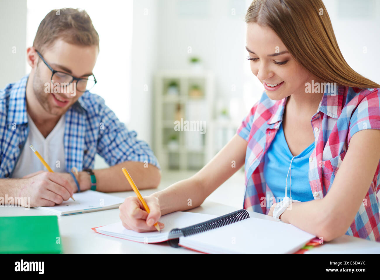 Friendly students hi-res stock photography and images - Alamy