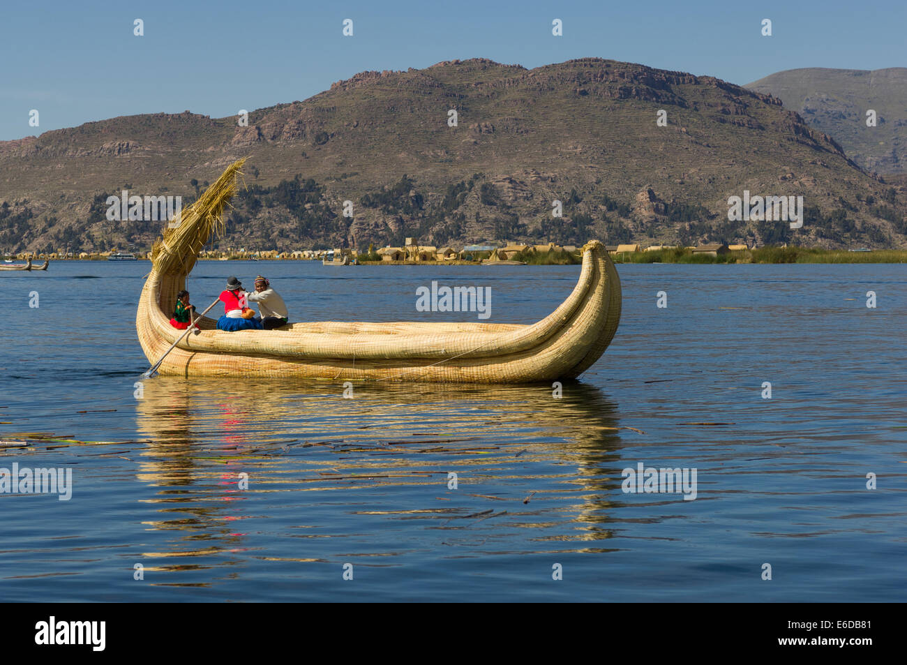 Reed boat peru hi-res stock photography and images - Alamy