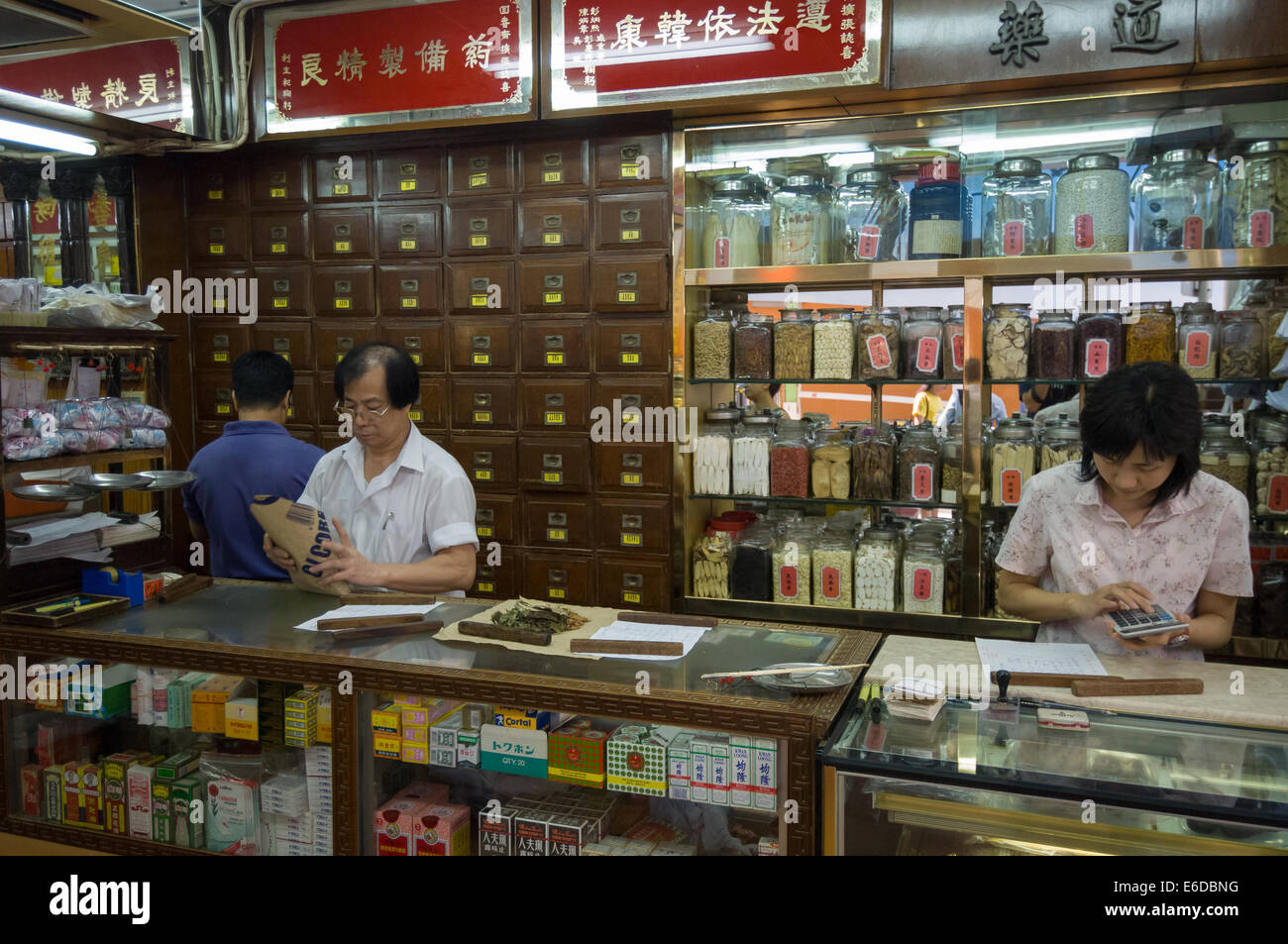 Traditional Chinese herbal medicine chemist, Hong Kong Island, Hong ...