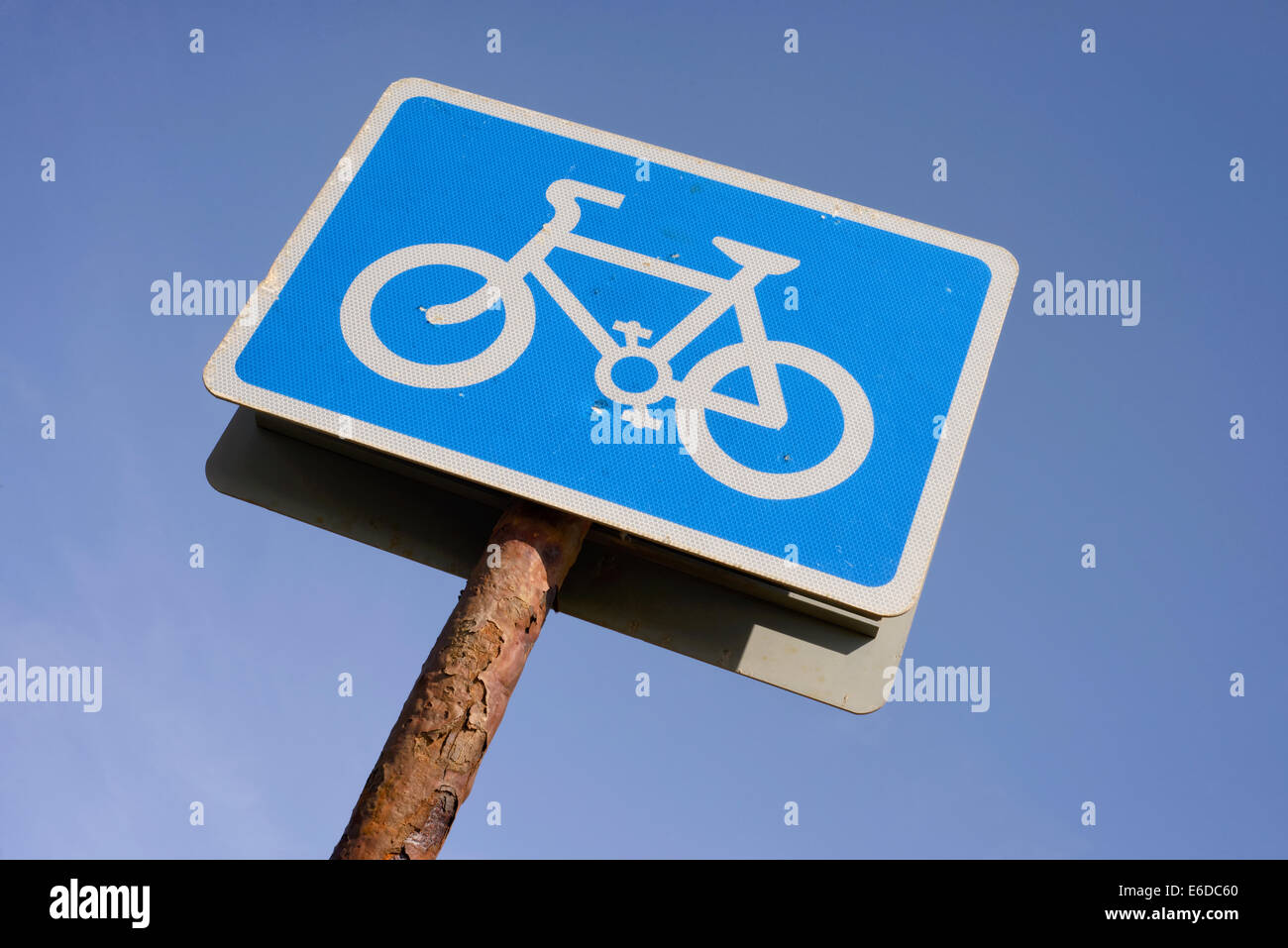 Uk blue cycle route signs hi-res stock photography and images - Alamy