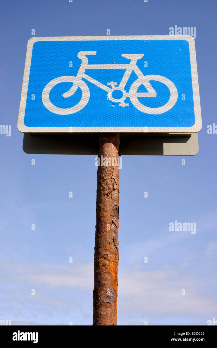 Uk blue cycle route signs hi-res stock photography and images - Alamy