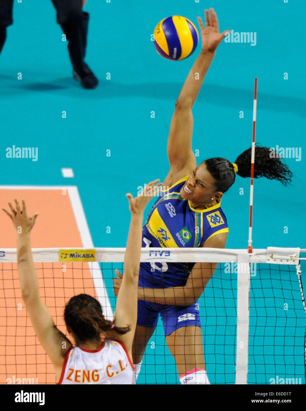 Tokyo, Japan. 21st Aug, 2014. Fernanda Rodrigues (R) of Brazil spikes ...