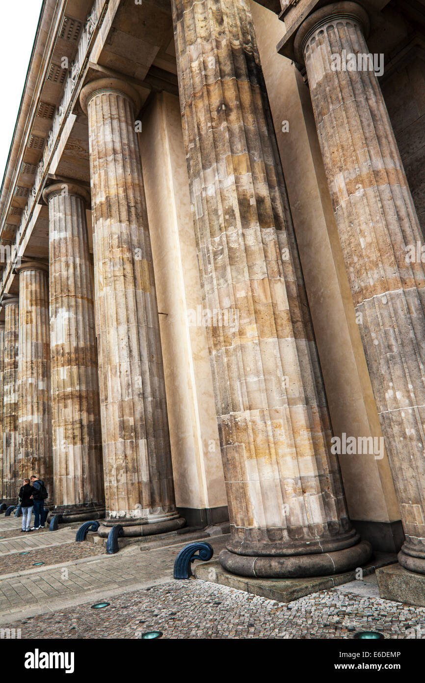 The huge neoclassical columns of the Brandenburg Gate in Berlin Stock ...
