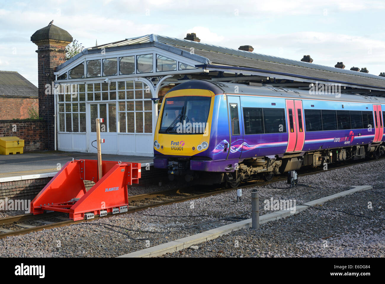 trans pennine 107 class train by buffers at selby railway station ...