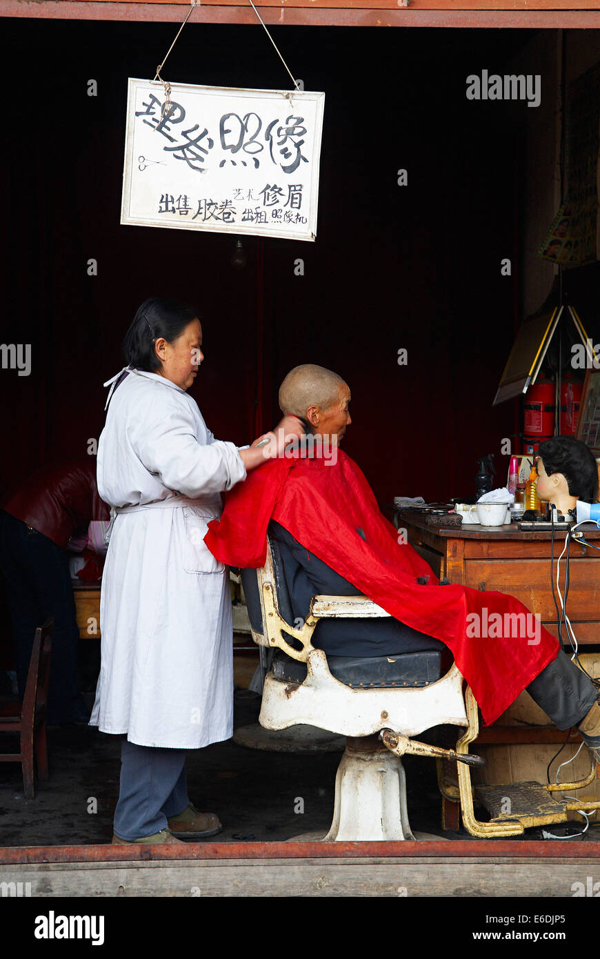 China. Yunnan province. City of Lijiang. UNESCO World Heritage. barber ...
