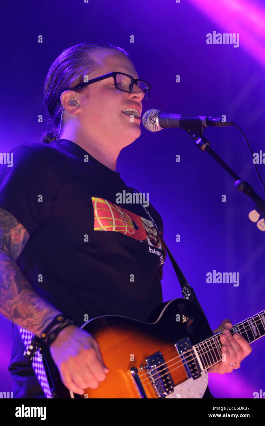 Band playing instruments stage hi-res stock photography and images - Alamy
