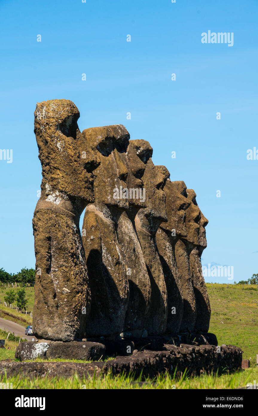 Easter island statues hi-res stock photography and images - Alamy