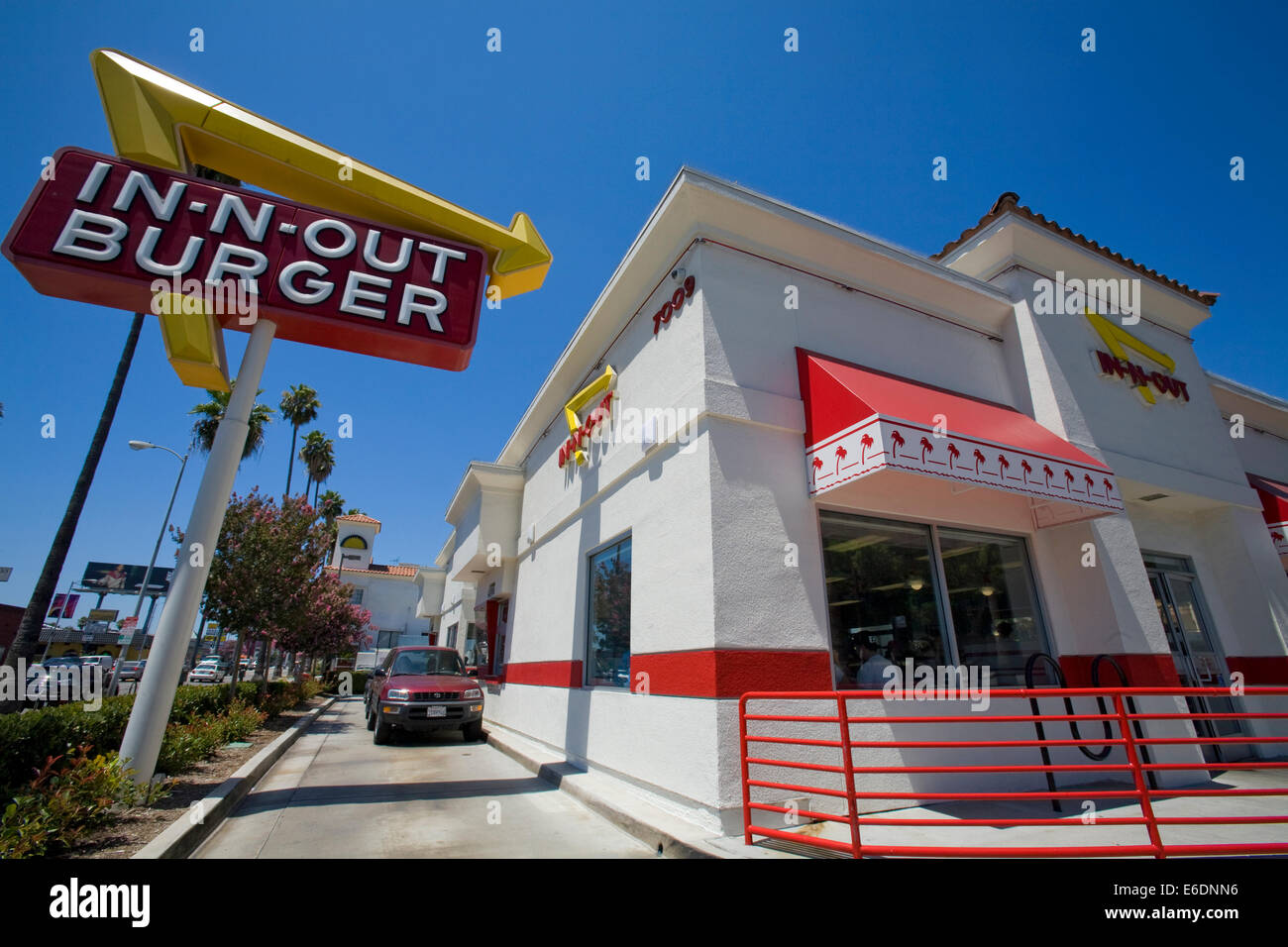 Hamburger in n out drive thru hi-res stock photography and images - Alamy