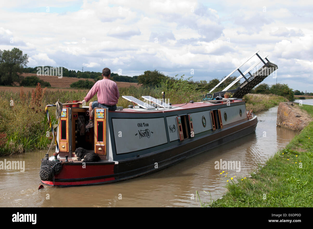 Boat going under canal bridge hi-res stock photography and images - Alamy
