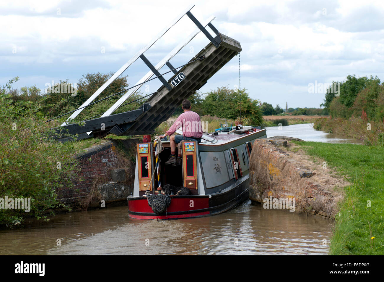 Narrowboat passing under a lifting bridge on the Oxford Canal ...