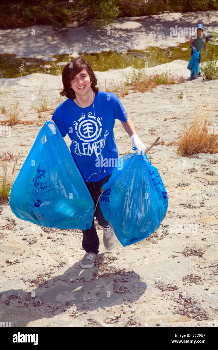 Children community clean up hi-res stock photography and images - Alamy