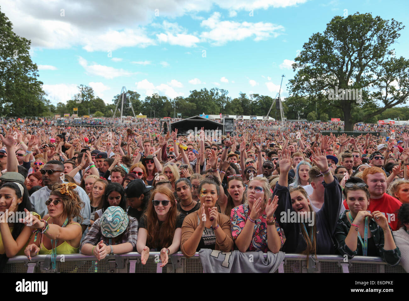 MUSIC FESTIVAL CROWDS AT THE V FESTIVAL IN CHELMSFORD,ESSEX Stock Photo ...