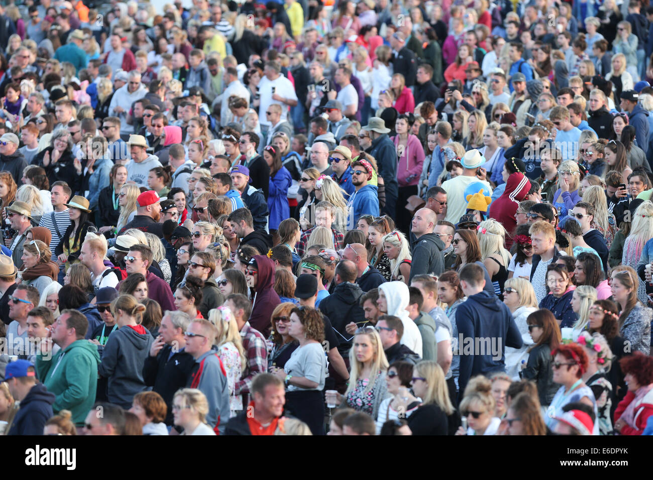 MUSIC FESTIVAL CROWDS AT THE V FESTIVAL IN CHELMSFORD,ESSEX Stock Photo ...