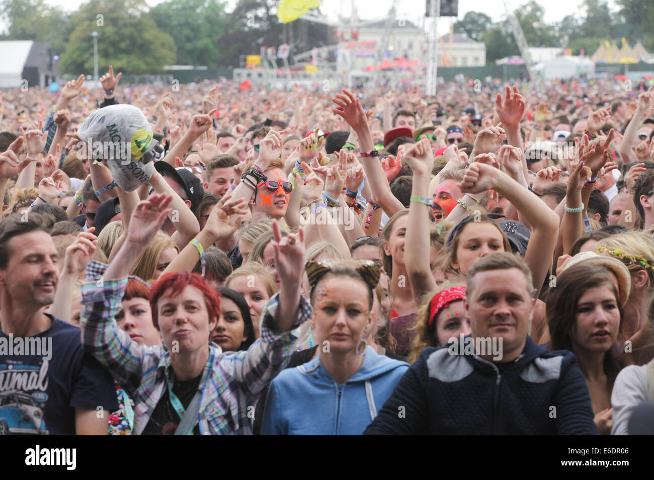 MUSIC FESTIVAL CROWDS AT THE V FESTIVAL IN CHELMSFORD,ESSEX Stock Photo ...