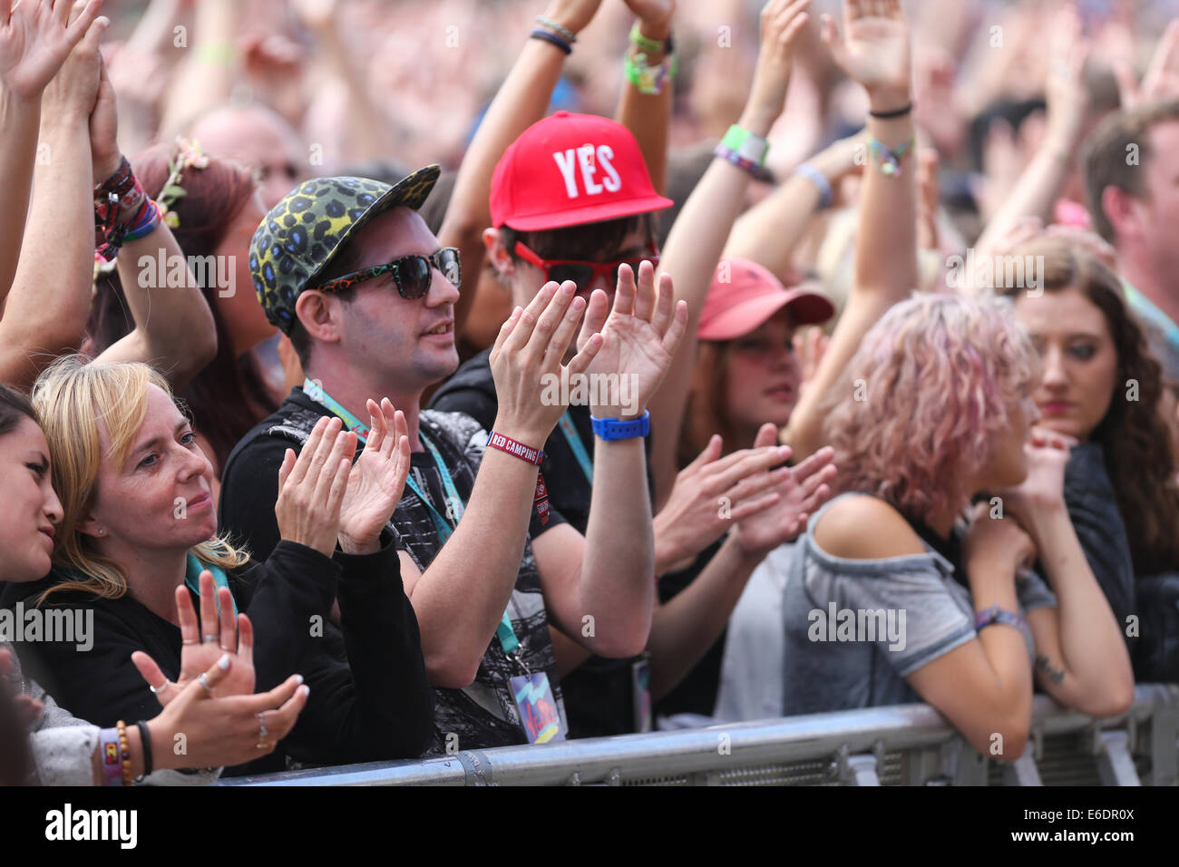 MUSIC FESTIVAL CROWDS AT THE V FESTIVAL IN CHELMSFORD,ESSEX Stock Photo ...