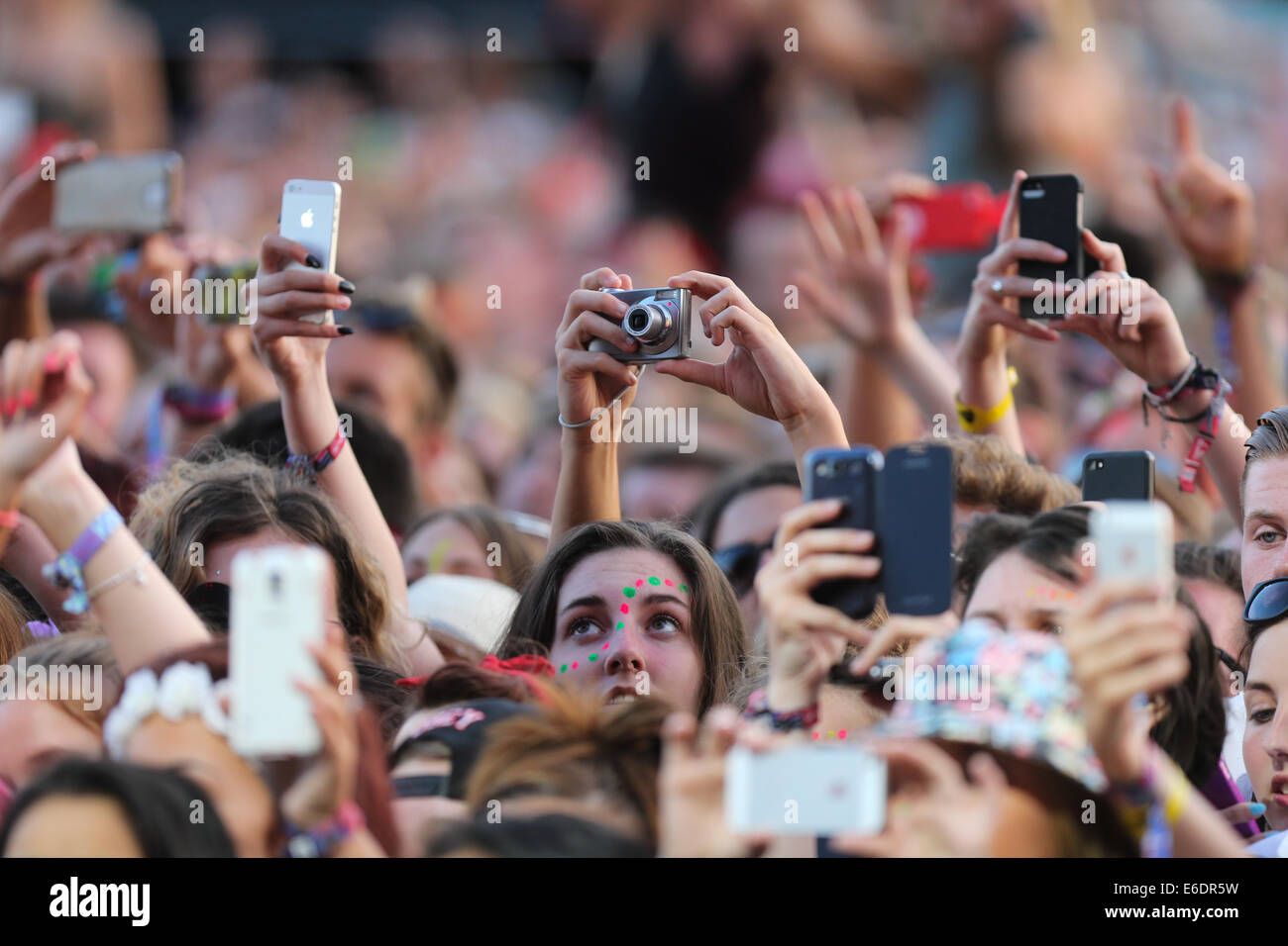 MUSIC FESTIVAL CROWDS AT THE V FESTIVAL IN CHELMSFORD,ESSEX Stock Photo ...