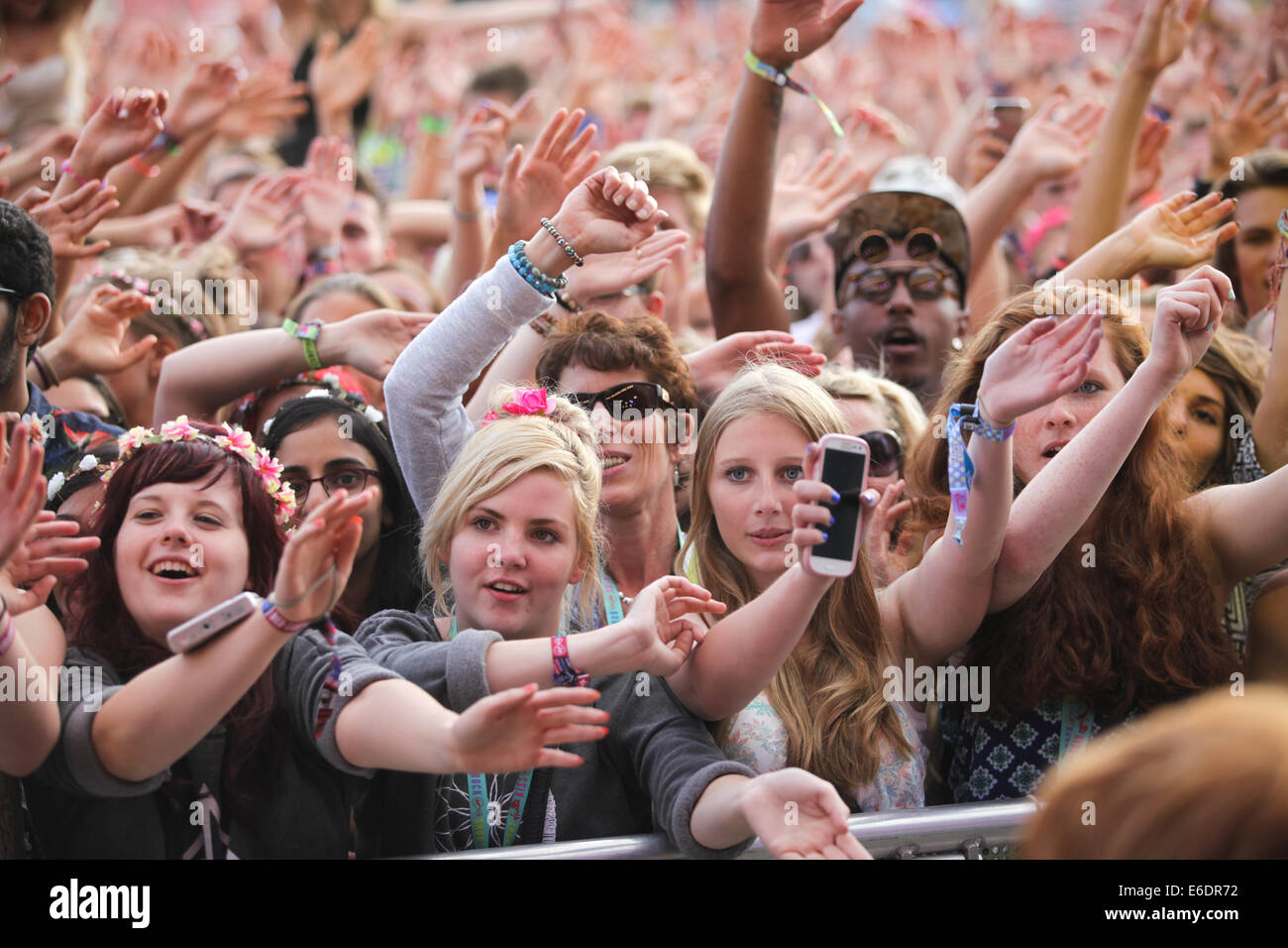 MUSIC FESTIVAL CROWDS AT THE V FESTIVAL IN CHELMSFORD,ESSEX Stock Photo ...