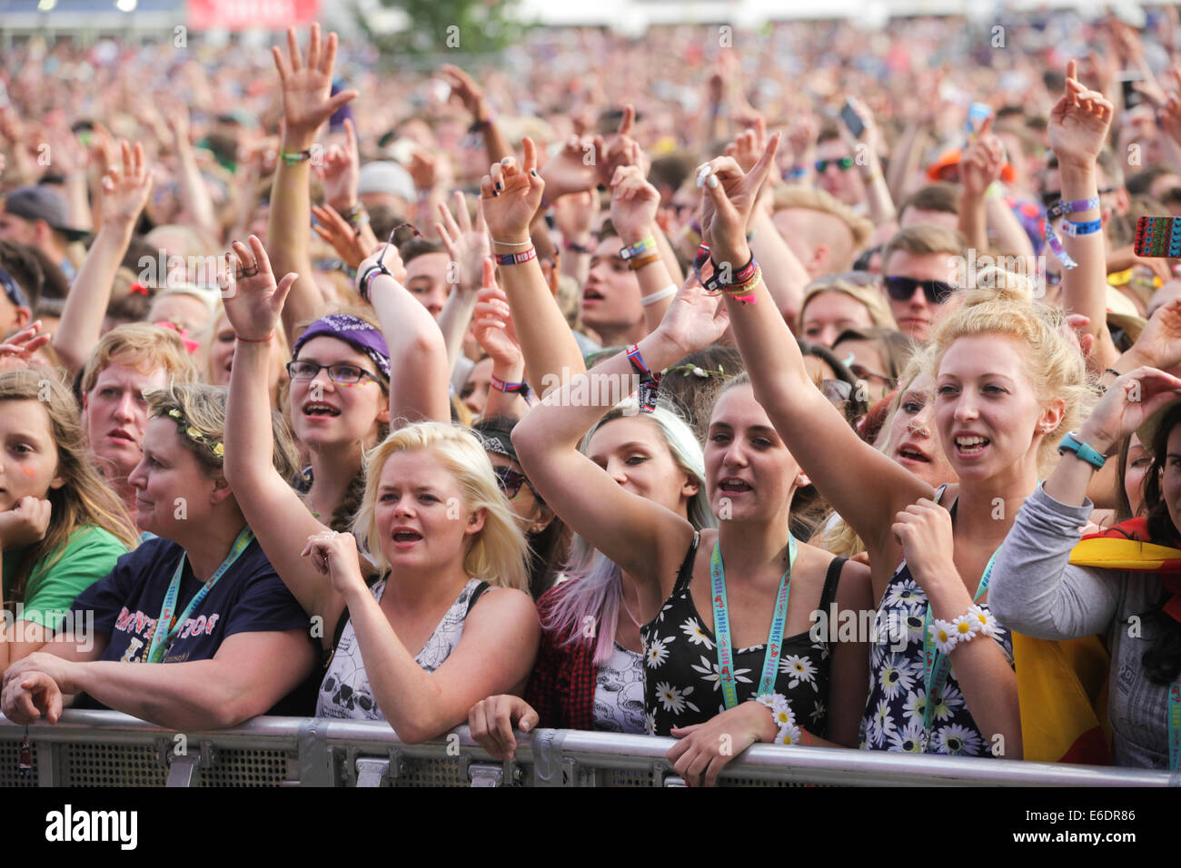 MUSIC FESTIVAL CROWDS AT THE V FESTIVAL IN CHELMSFORD,ESSEX Stock Photo ...
