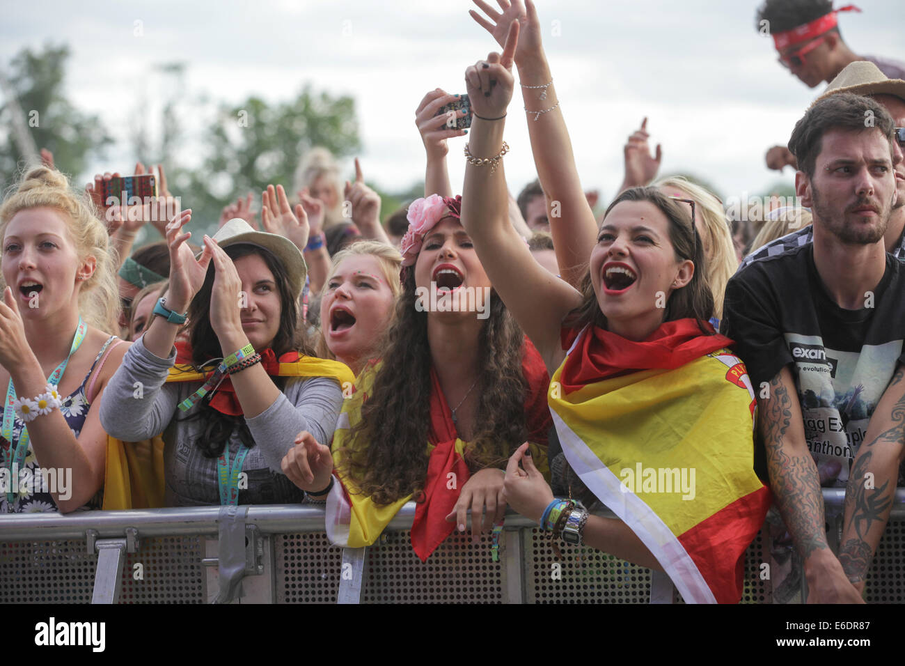 MUSIC FESTIVAL CROWDS AT THE V FESTIVAL IN CHELMSFORD,ESSEX Stock Photo ...