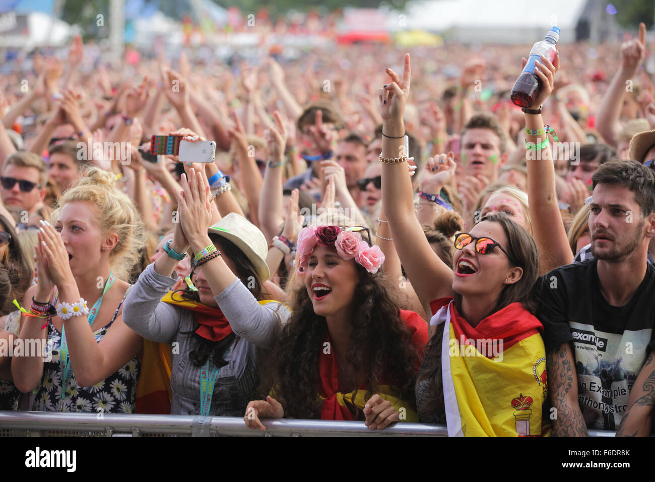 MUSIC FESTIVAL CROWDS AT THE V FESTIVAL IN CHELMSFORD,ESSEX Stock Photo ...
