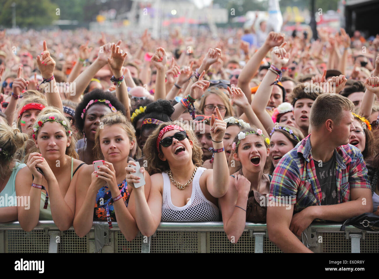 MUSIC FESTIVAL CROWDS AT THE V FESTIVAL IN CHELMSFORD,ESSEX Stock Photo ...