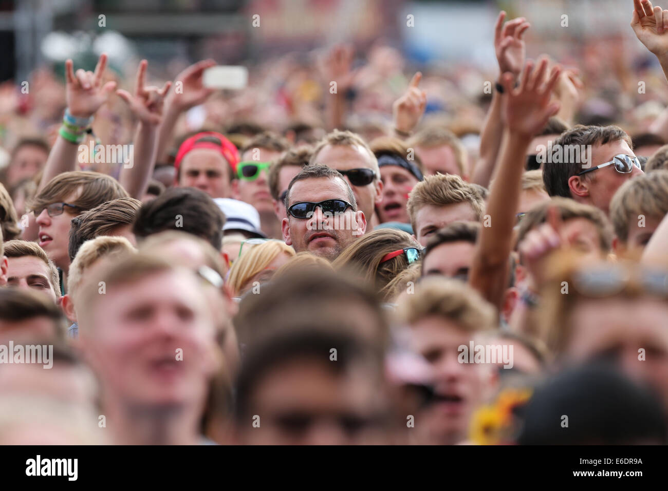MUSIC FESTIVAL CROWDS AT THE V FESTIVAL IN CHELMSFORD,ESSEX Stock Photo ...