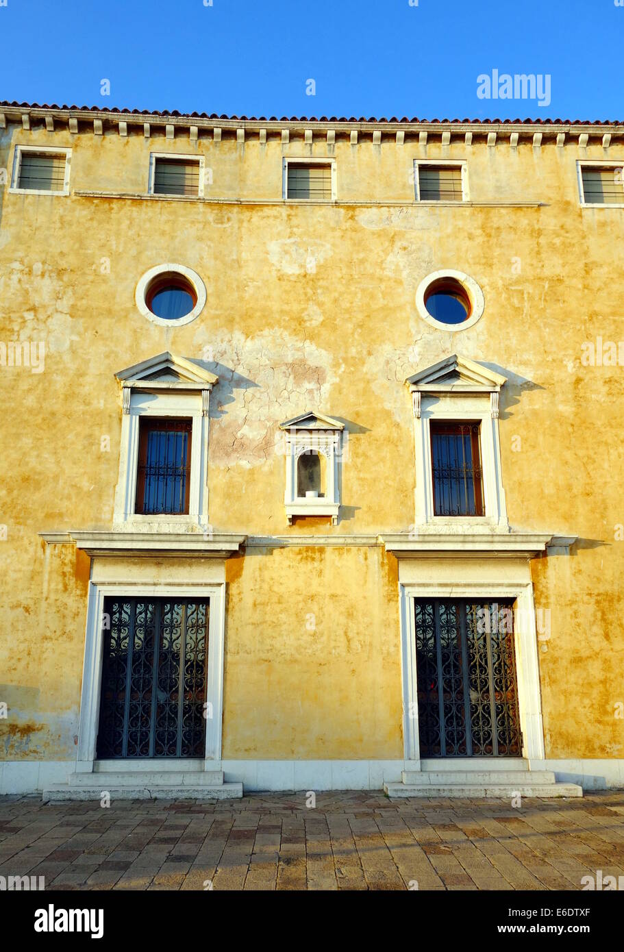 Yellow ancient building hi-res stock photography and images - Alamy