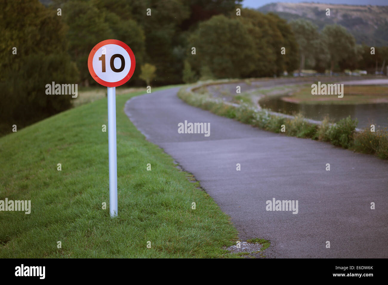 10 mph speed limit hi-res stock photography and images - Alamy