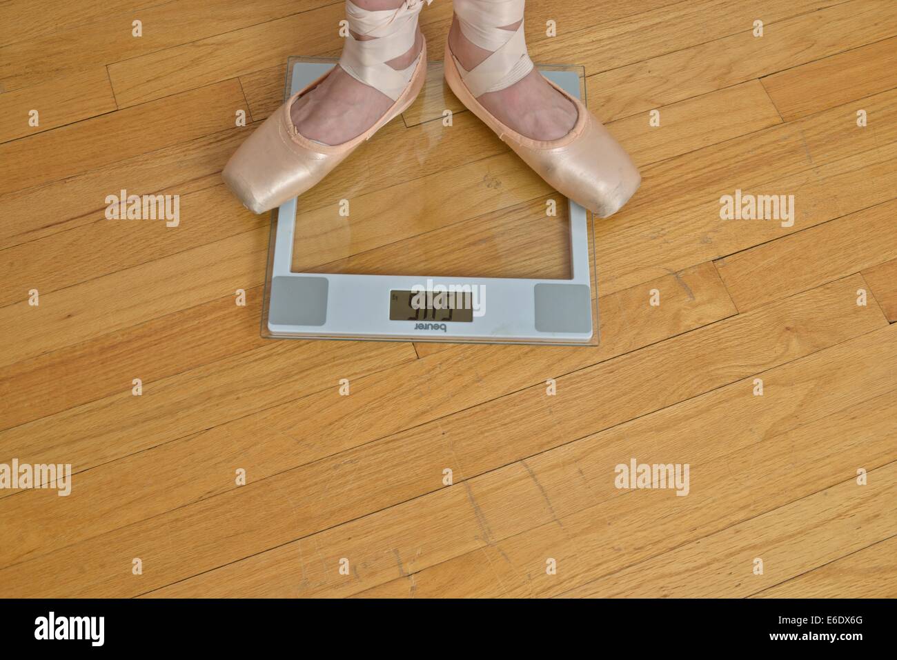 Teen with pointe ballet shoes standing on weight scale Stock Photo - Alamy