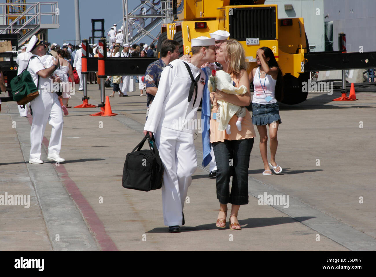 Naval ship homecoming hi-res stock photography and images - Alamy