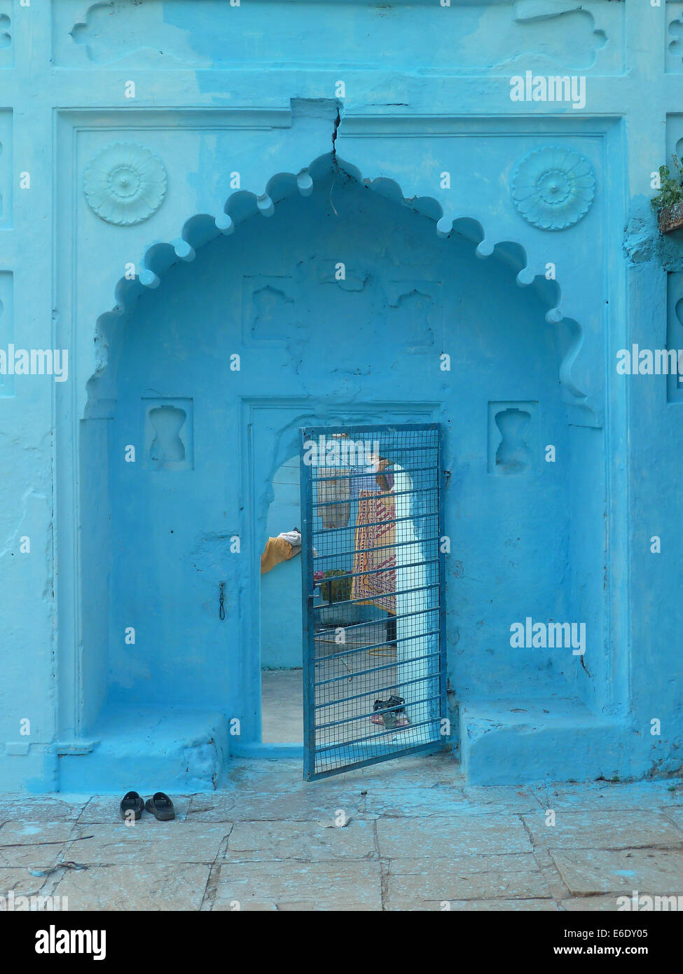 Blue Mughal gateway at a temple in Orchha, Madhya Pradesh, Bundelkhand ...