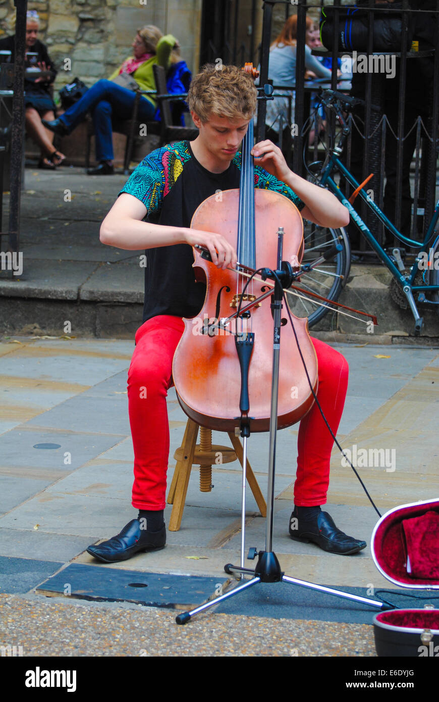 Busker playing the cello hi-res stock photography and images - Alamy