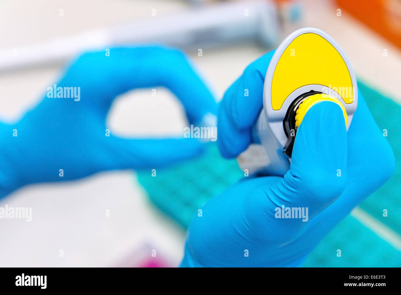Laboratory test tube drop hi-res stock photography and images - Alamy