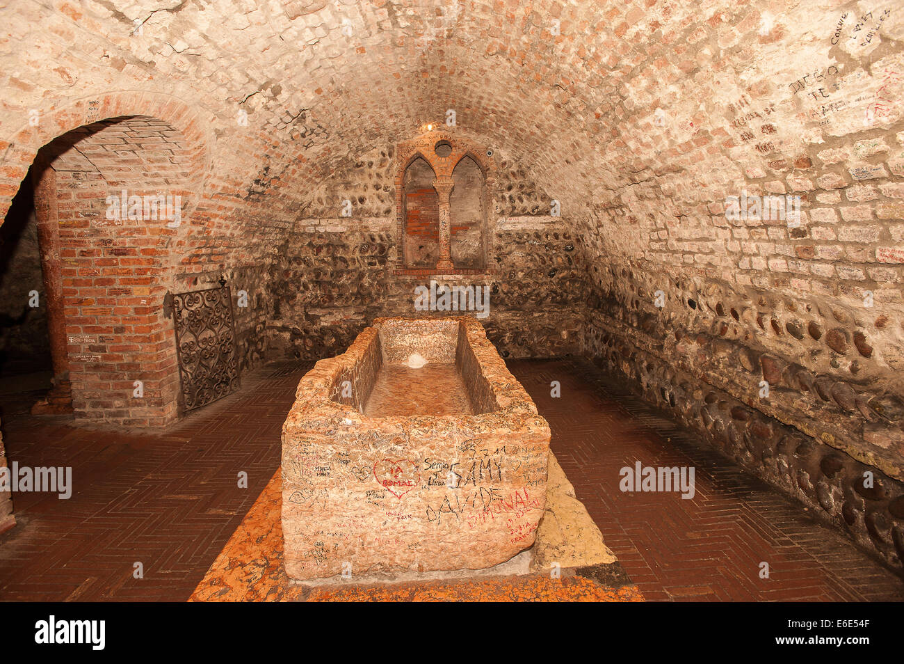 Tomb of romeo and juliet hi-res stock photography and images - Alamy