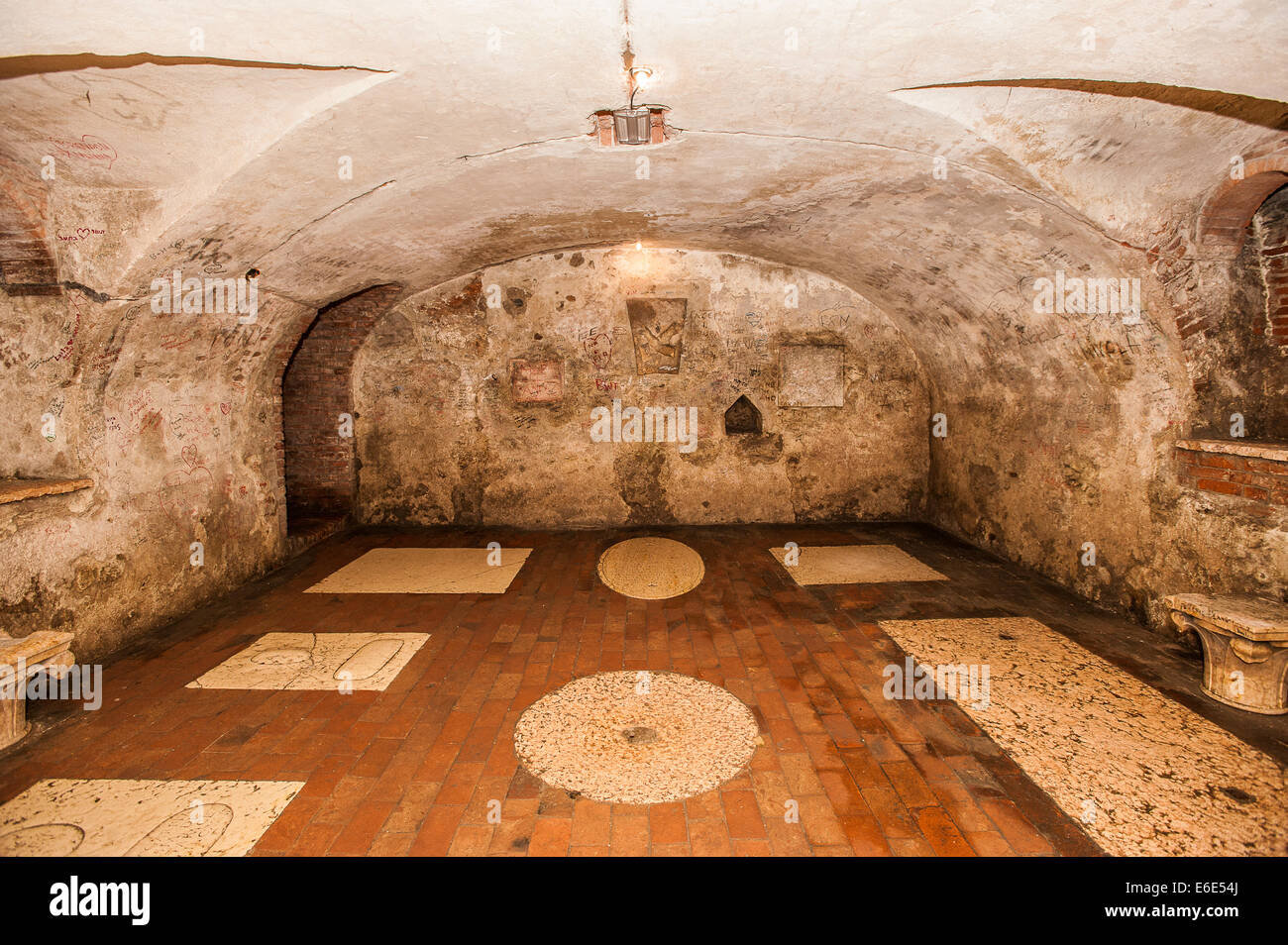 Tomb of romeo and juliet hi-res stock photography and images - Alamy