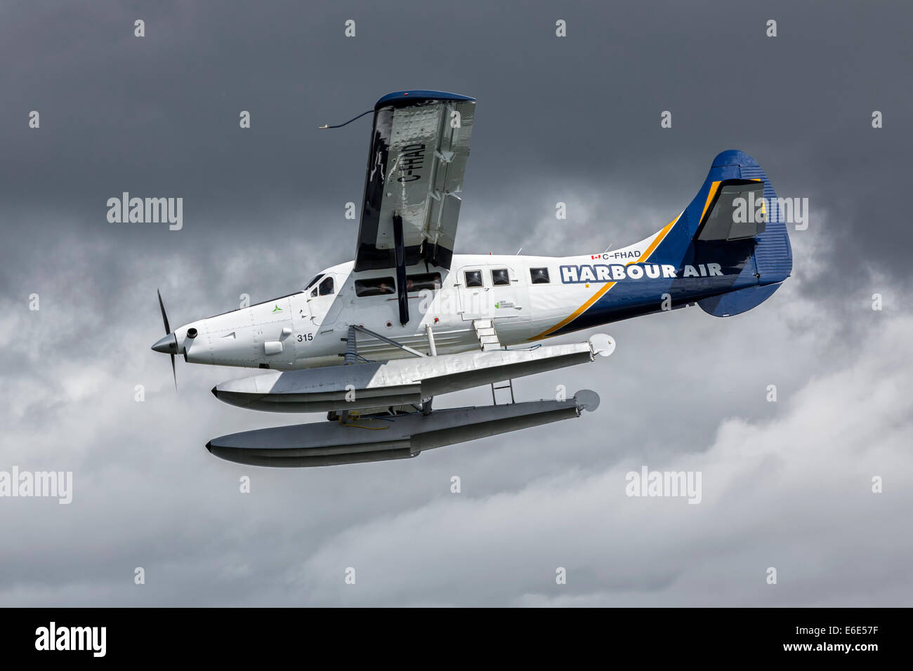 De Havilland Canada DHC3 Turbo Otter floatplane taxiing Stock Photo - Alamy