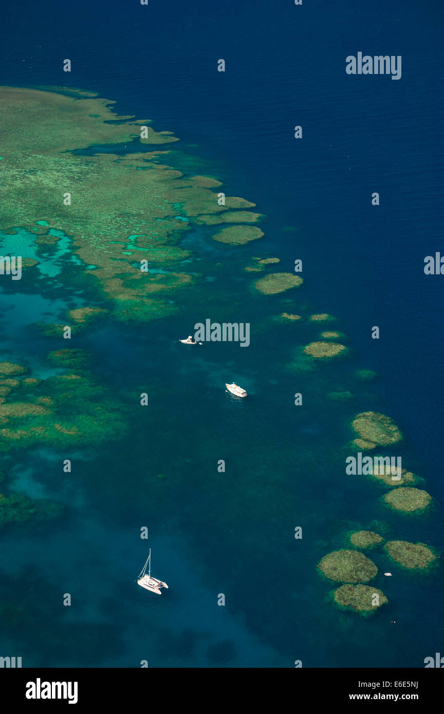 Aerial view of the Great Barrier Reef, UNESCO World Heritage Site ...