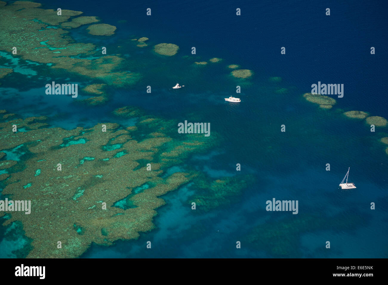 Aerial view of the Great Barrier Reef, UNESCO World Heritage Site ...