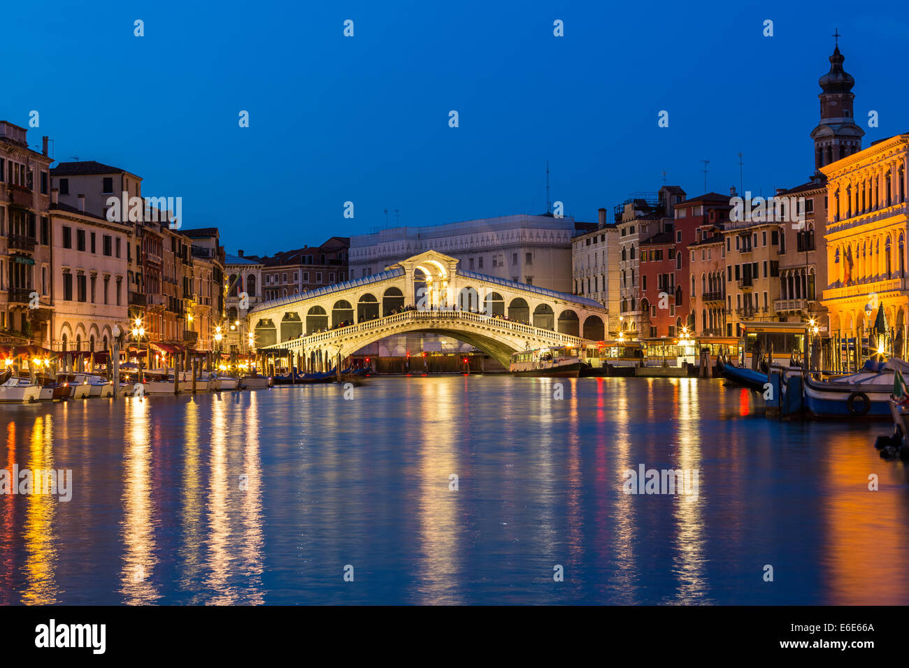 Night shot of the Rialto bridge, Venice Italy Stock Photo - Alamy