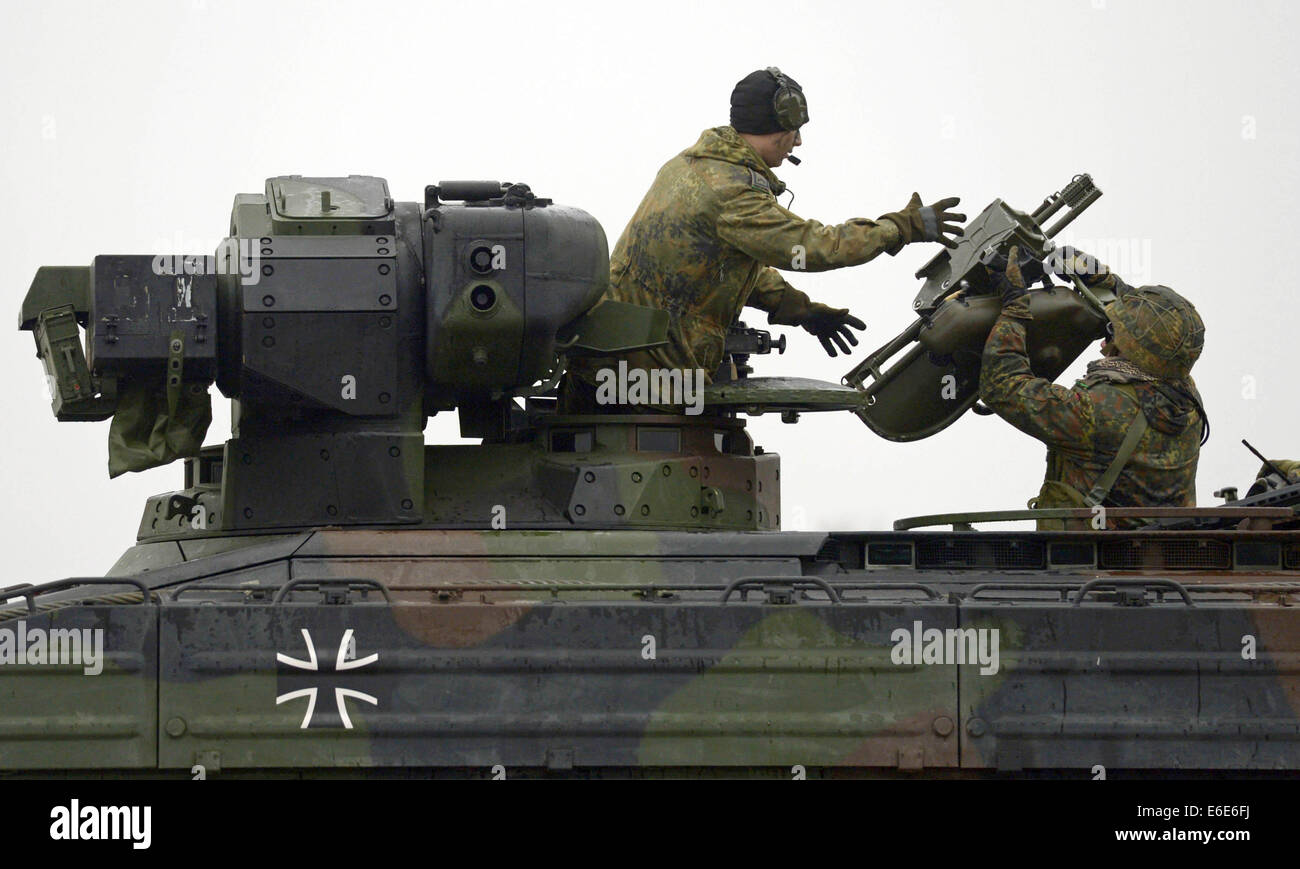 Bad Salzungen, Germany. 28th Nov, 2013. FILE - A tank grenadier (R ...