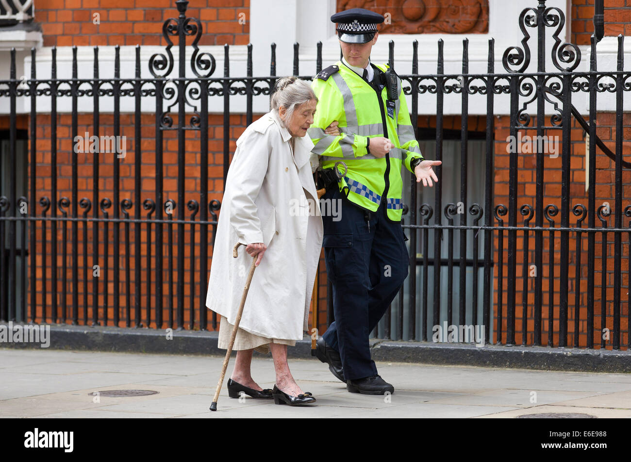 United Kingdom, London : A police officer helps an elderly woman as she ...