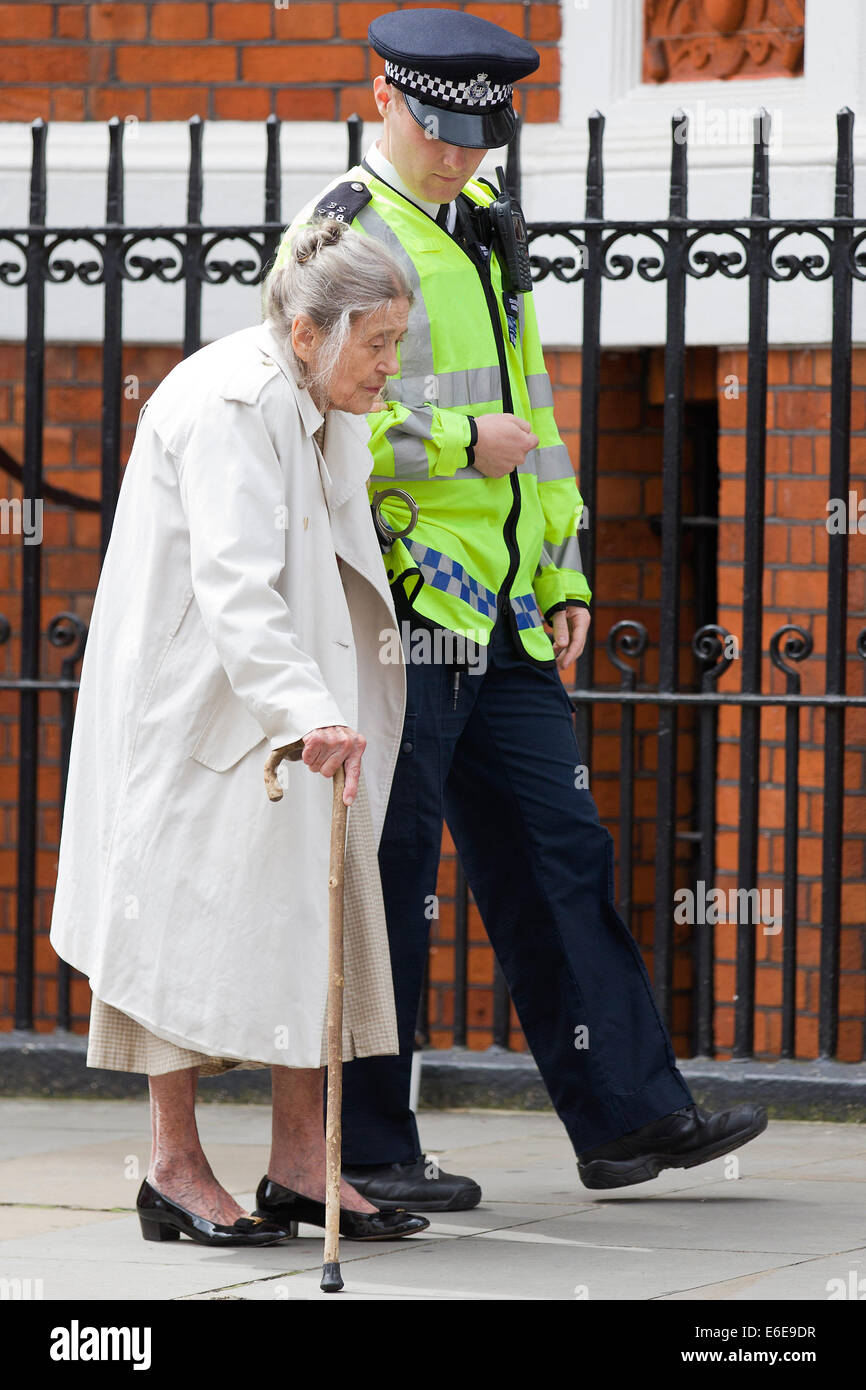 United Kingdom, London : A police officer helps an elderly woman as she ...