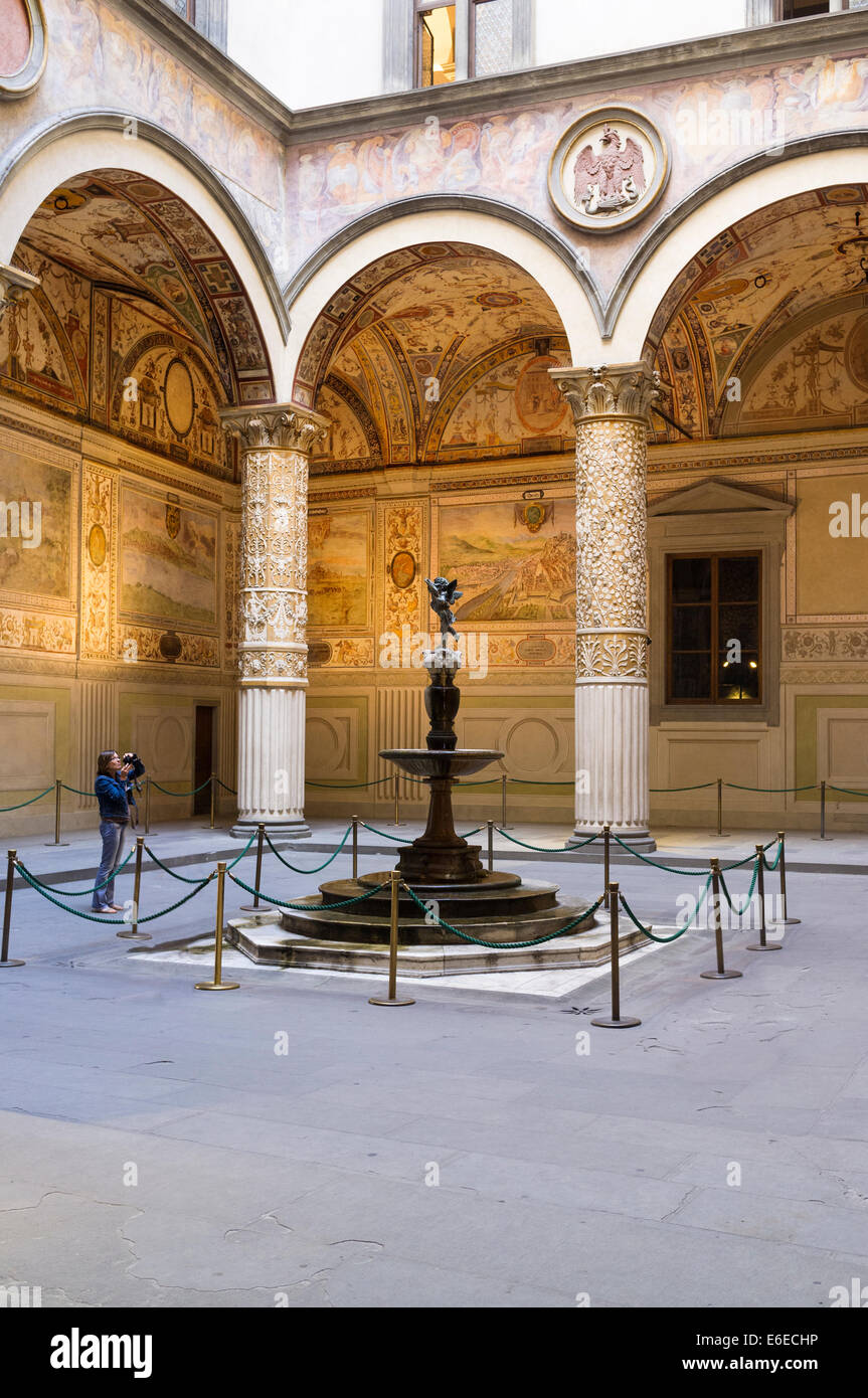Interior entrance courtyard to the Palazzo Vecchio Stock Photo - Alamy