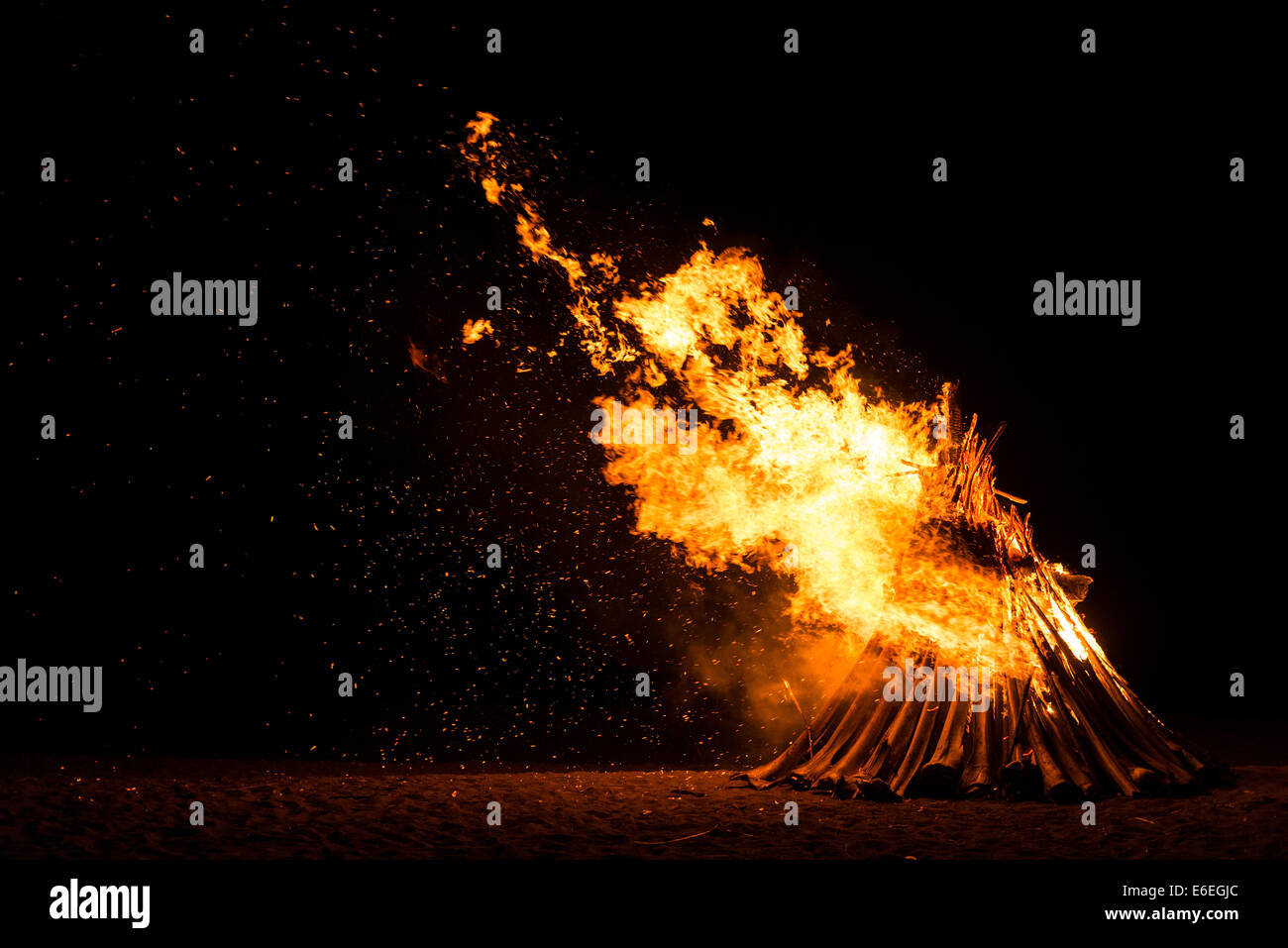 Bonfire during on a hot summer night Stock Photo - Alamy