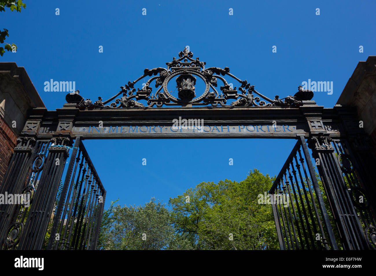 University entrance gate hi-res stock photography and images - Alamy