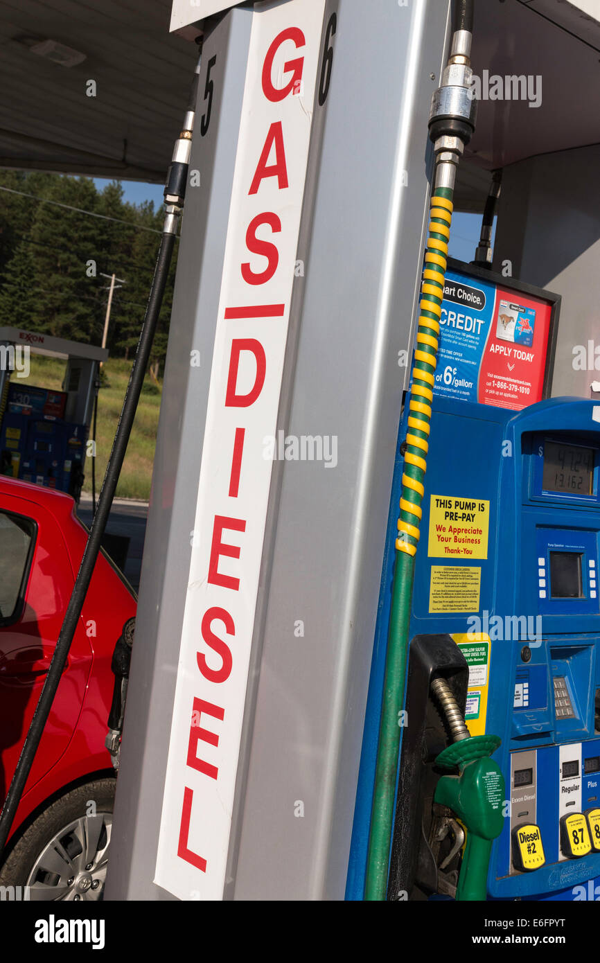 Red white and blue gas station sign hi-res stock photography and images ...