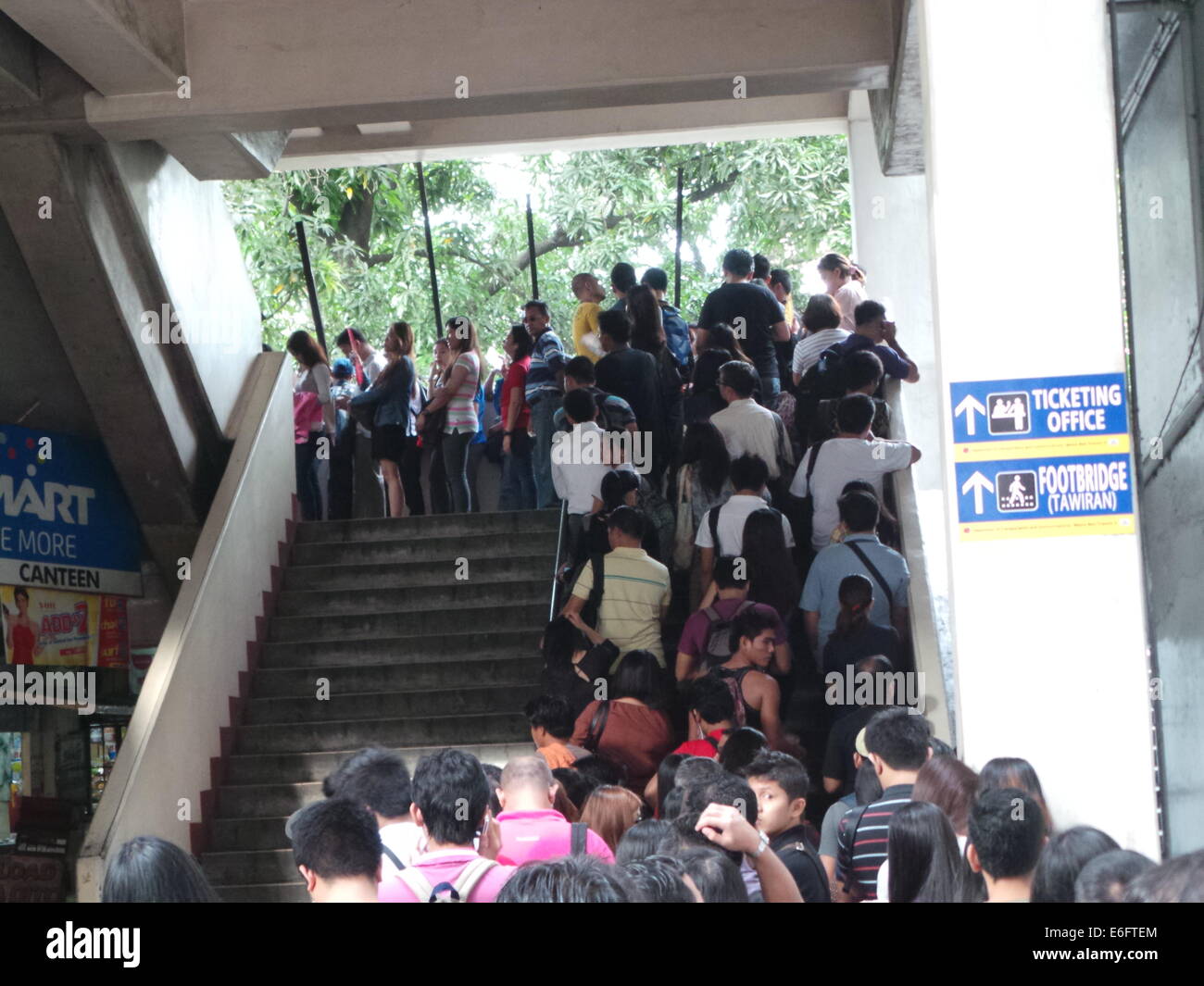 Quezon City, Philippines. 22nd Aug, 2014. MRT passengers in North ...